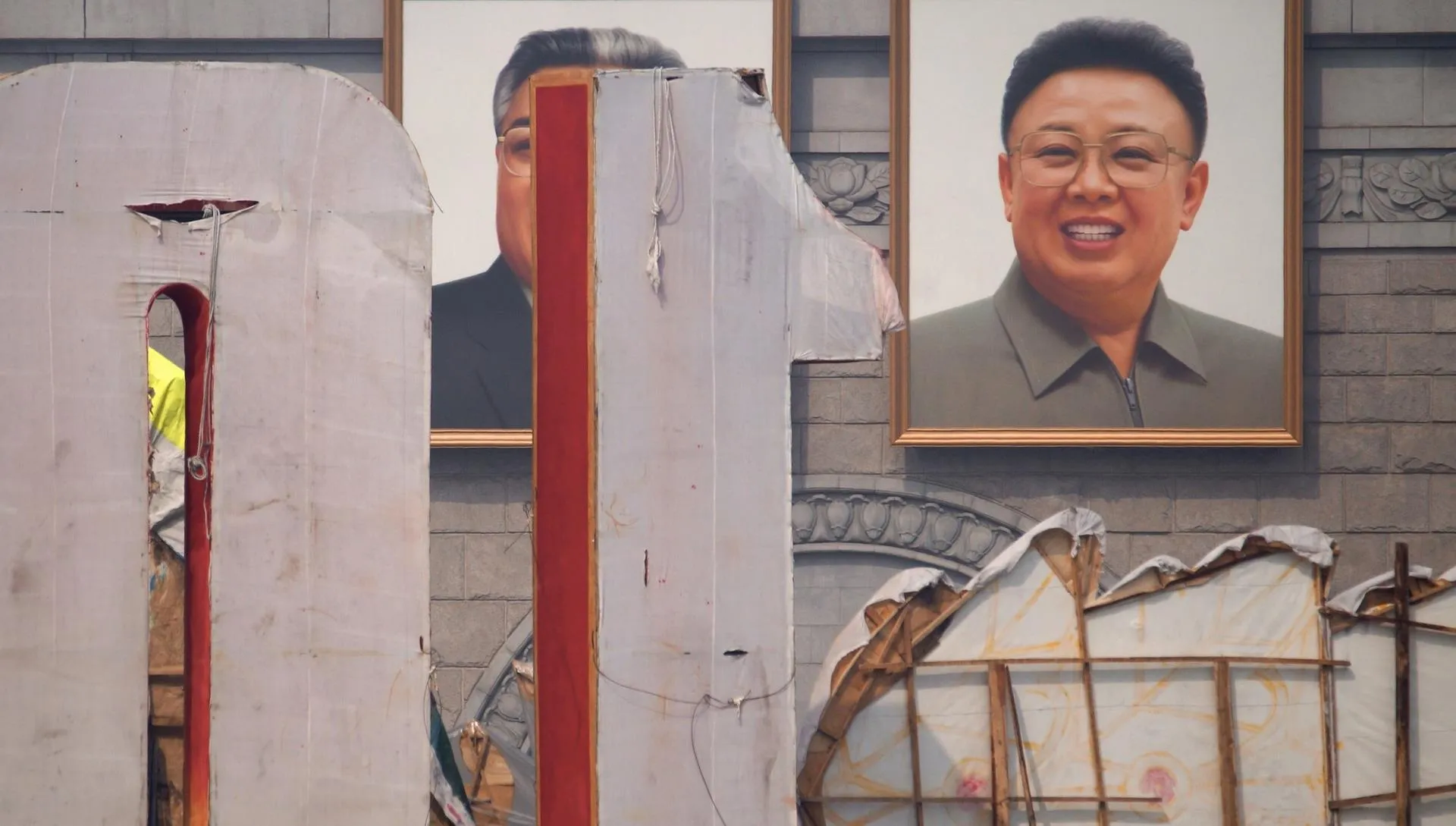 Tablica ku pamięci wizyty Kim Dzong Ila odsłonięta w metrze w ...