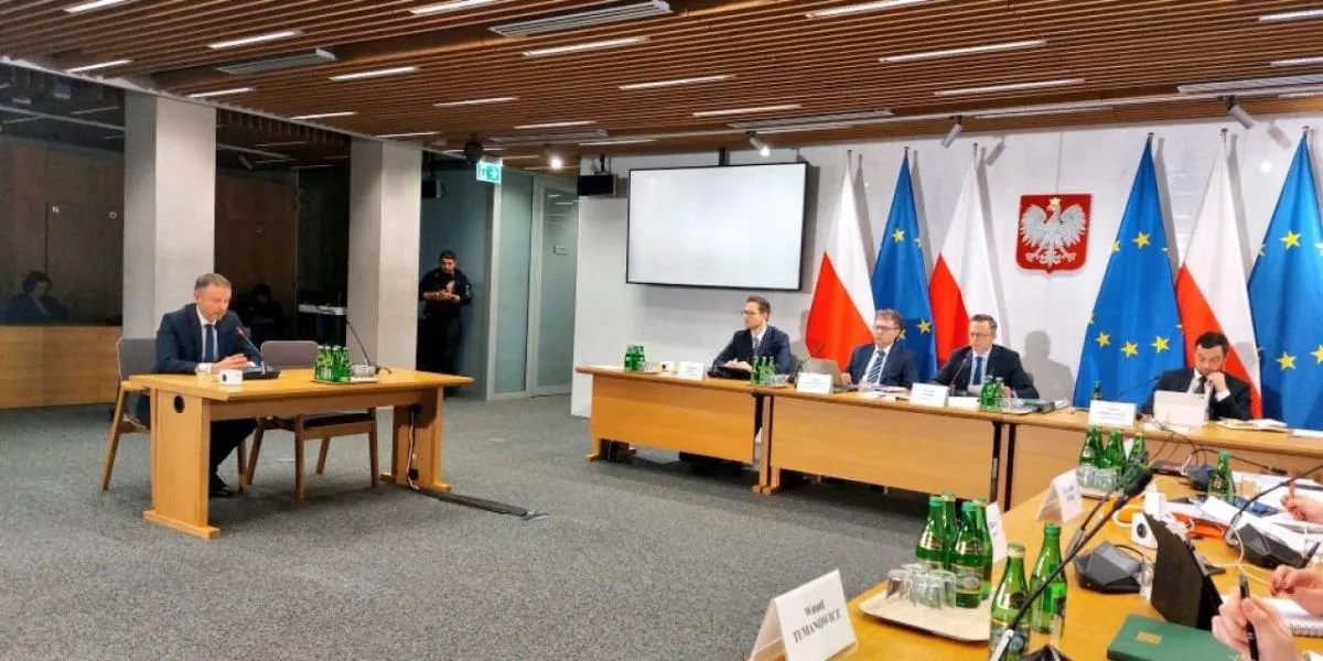 To jeszcze komisja czy już cyrk? Joński zrobił awanturę o notatki ...