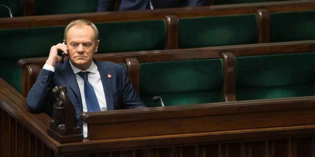 Zdejmują krzyże i symbole narodowe. By ″nikt piachu w tryby nie sypał ...
