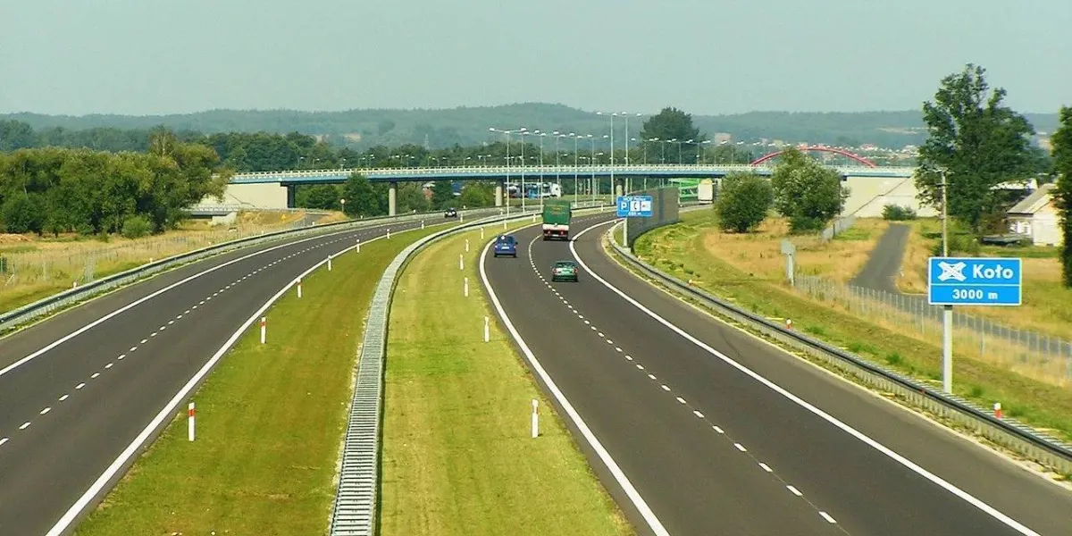 Wypadek na A2. Jedna osoba ranna! Zderzenie ciężarówki z osobówką ...